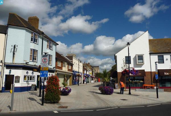 epw039497 ENGLAND (1932). Shoreham Beach, Norfolk Bridge and the town ...