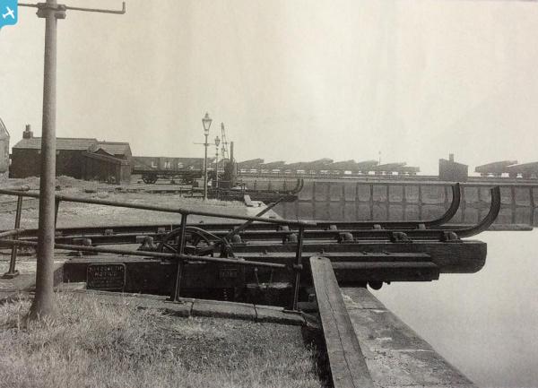 epw005875 ENGLAND (1921). Runcorn Bridge and the Widnes Transporter ...