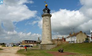 epw039497 ENGLAND (1932). Shoreham Beach, Norfolk Bridge and the town ...